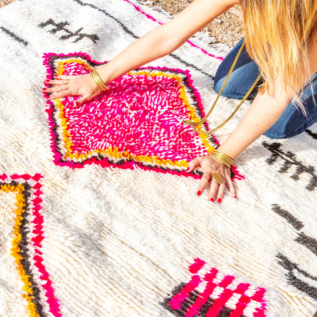 Tapis berbere couleur - Tapis azilal blanc et rose - Soukcircus